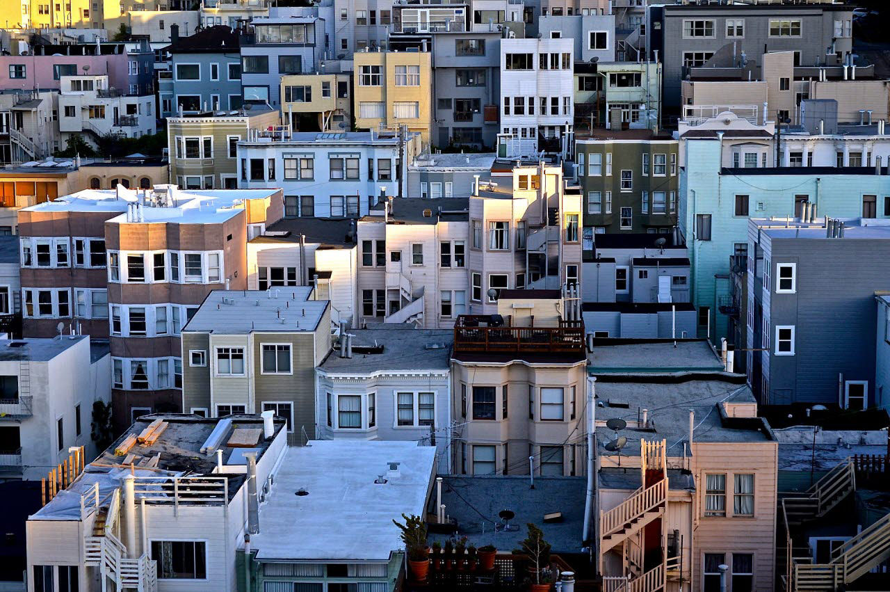 Exploring the link between urban connectivity and social segregation